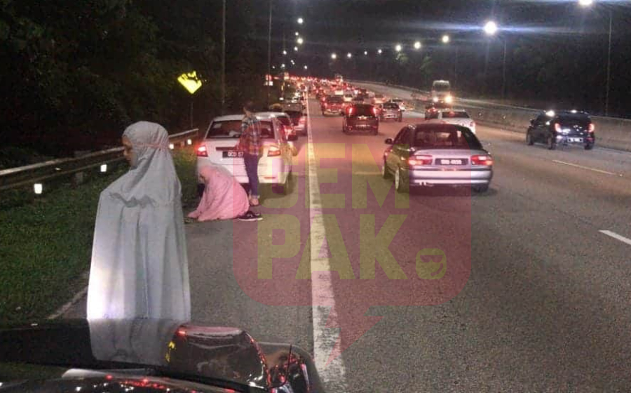 Foto Solat Tepi Jalan Sebab Surau RnR Penuh Cetus Perdebatan Netizen ...