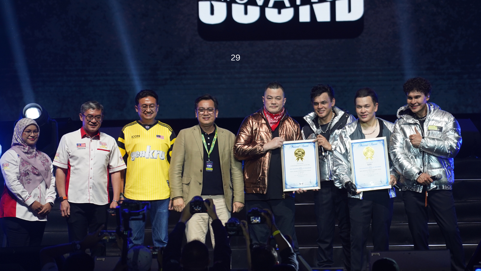 KRU Ukir Sejarah, Konsert GenKRU Terima Dua Pengiktirafan Malaysia Book ...