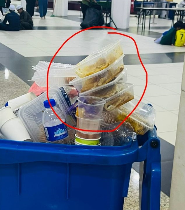 M’sians Criticise Individuals for Throwing Boxes of Roti Canai Into ...