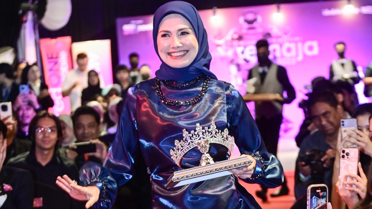 Terima Mahkota Dewi Remaja Selepas 30 Tahun, Wan Khatijah Belanja ...