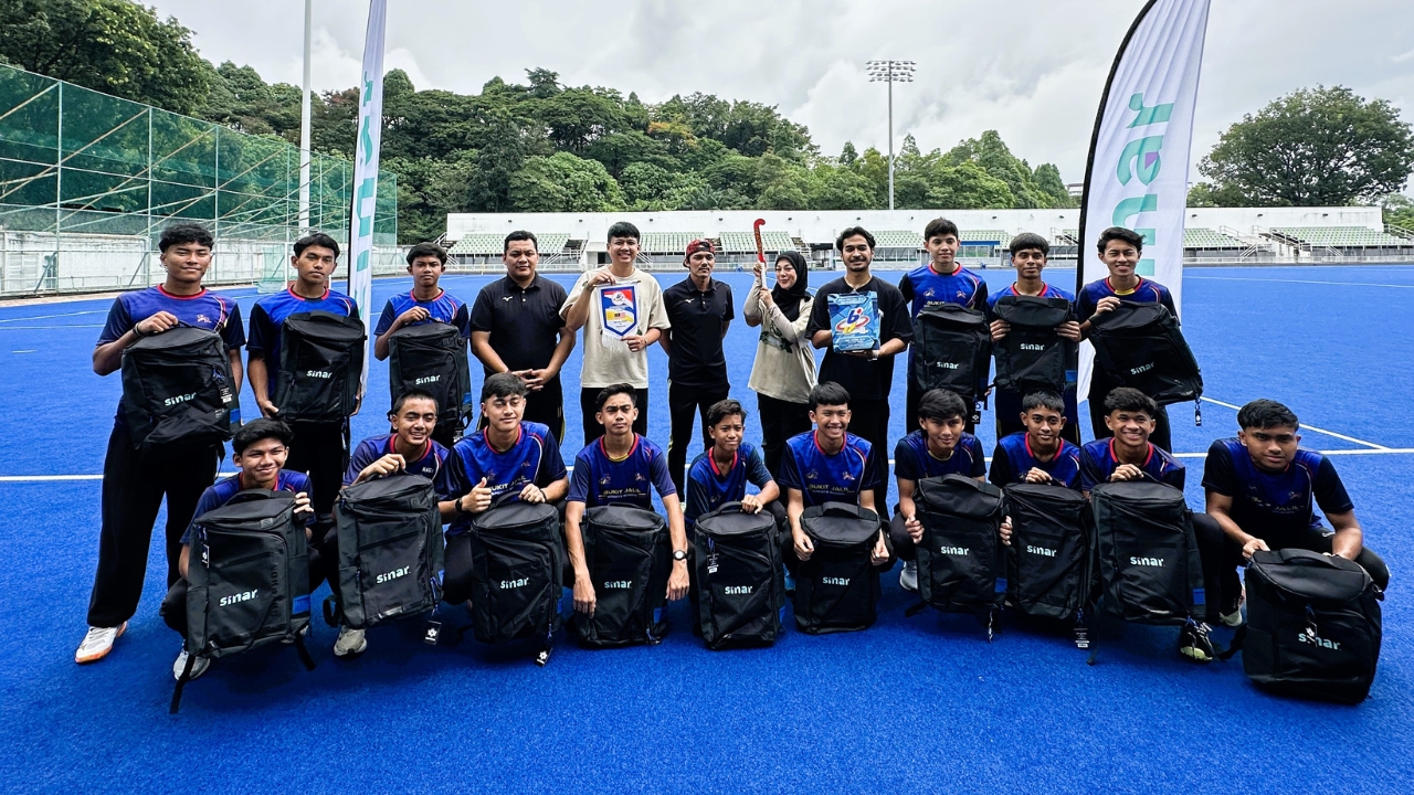 SINAR Hulur Bantuan Beg Hoki Kepada Pemain Sekolah Sukan Bukit Jalil ...