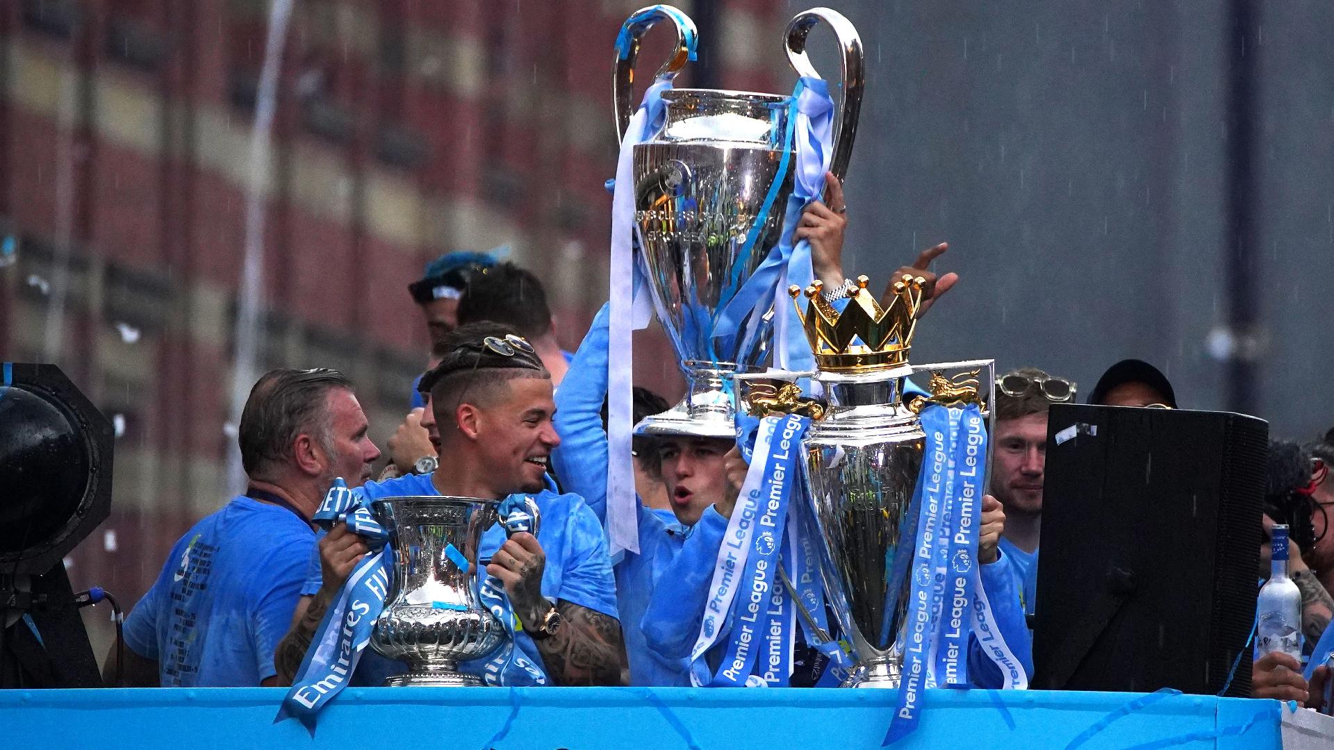 EPL: Hujan, ancaman ribut petir tidak halang perarakan trofi Manchester ...