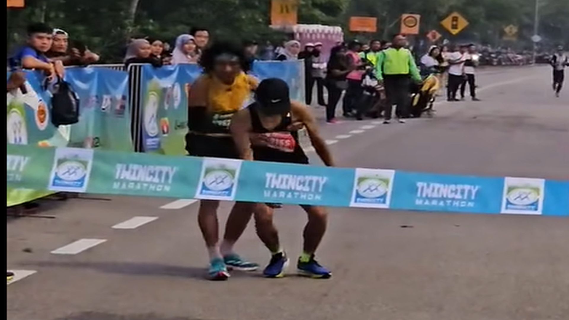 Peserta maraton Cyberjaya dipapah lepasi garisan penamat | Stadium Astro