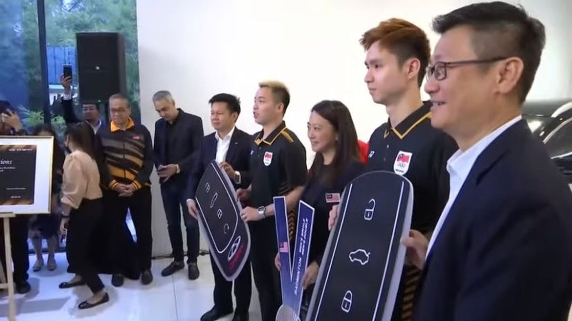 Wira negara, Aaron Chia, Soh Wooi Yik, Lee Zii Jia terima kereta Chery ...