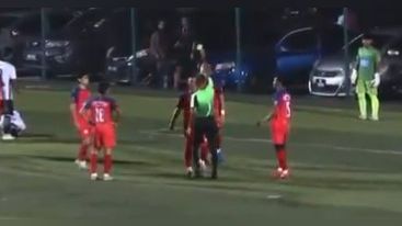Padah beri kad kuning, pengadil ditampar | Stadium Astro