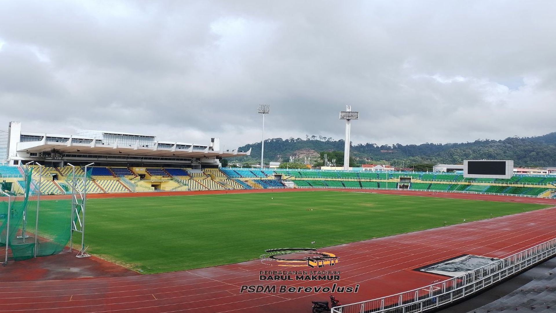 Pemasangan rumput Bermuda di Stadium Darulmakmur mula menghijau ...