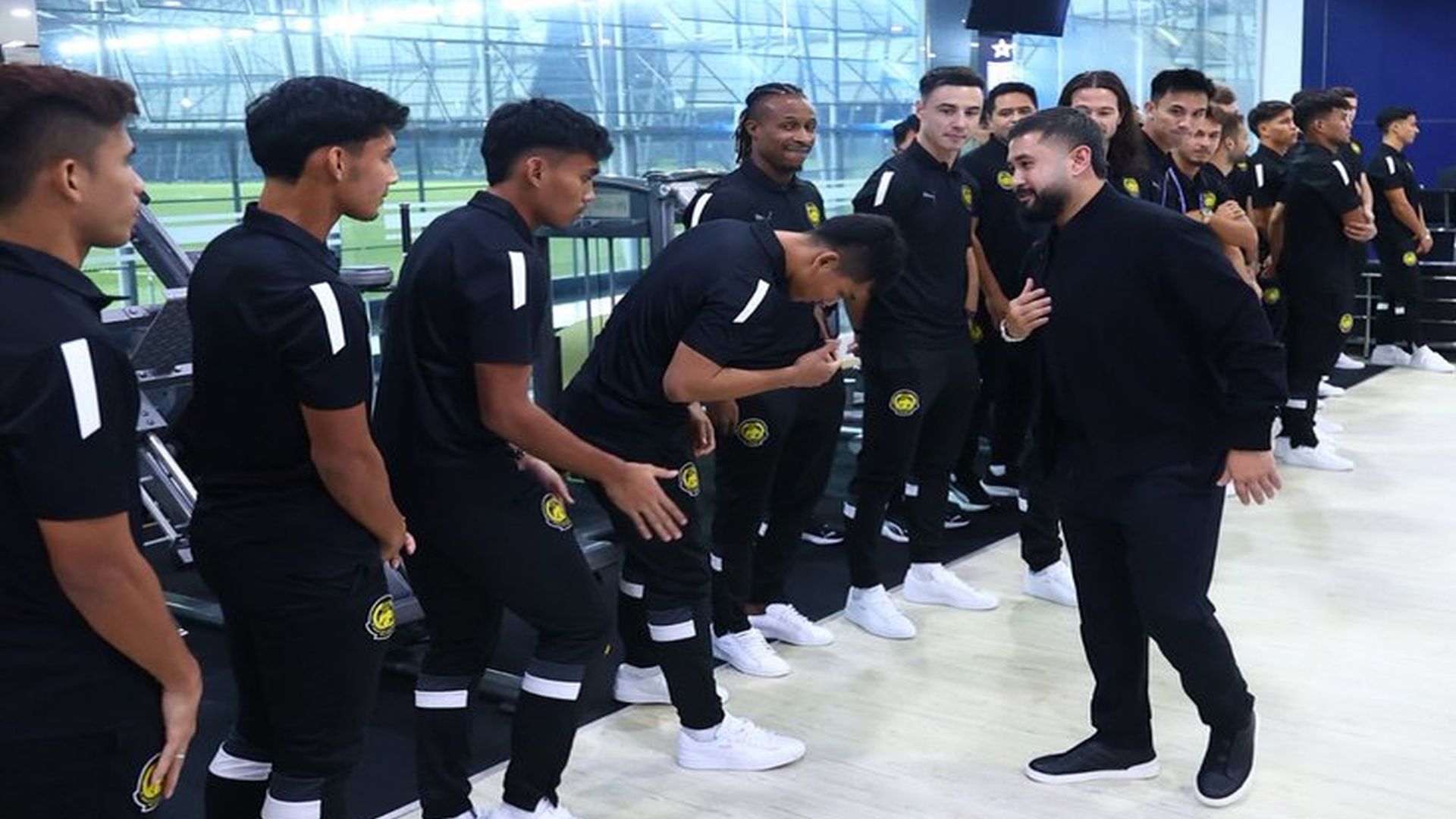 Barisan Harimau Malaya terima duit raya daripada TMJ | Stadium Astro