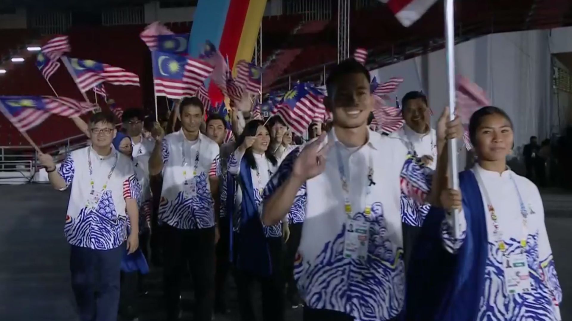 Busana batik hiasi perarakan 59 kontinjen Malaysia dalam Pembukaan ...