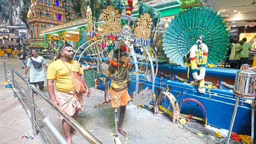 Kavadi Bearer Fulfils His Vow on a Prosthetic Limb | Ulagam